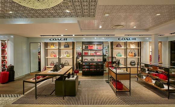 Luxury Coach double parks at Paris CDG